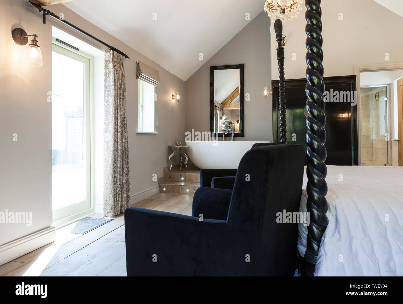 Four posters bed hi-res stock photography and images - Alamy