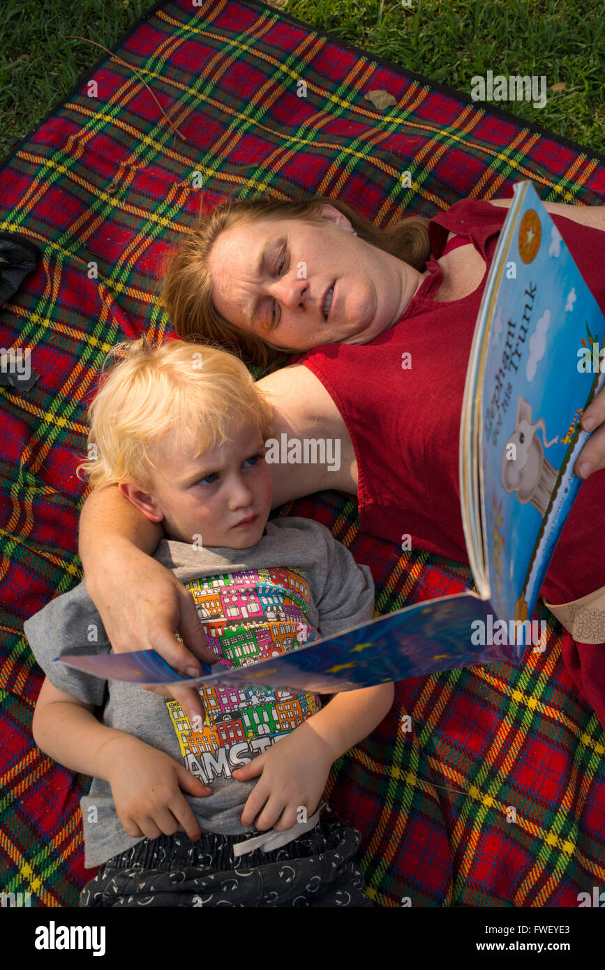 Reading story for children hi-res stock photography and images - Alamy