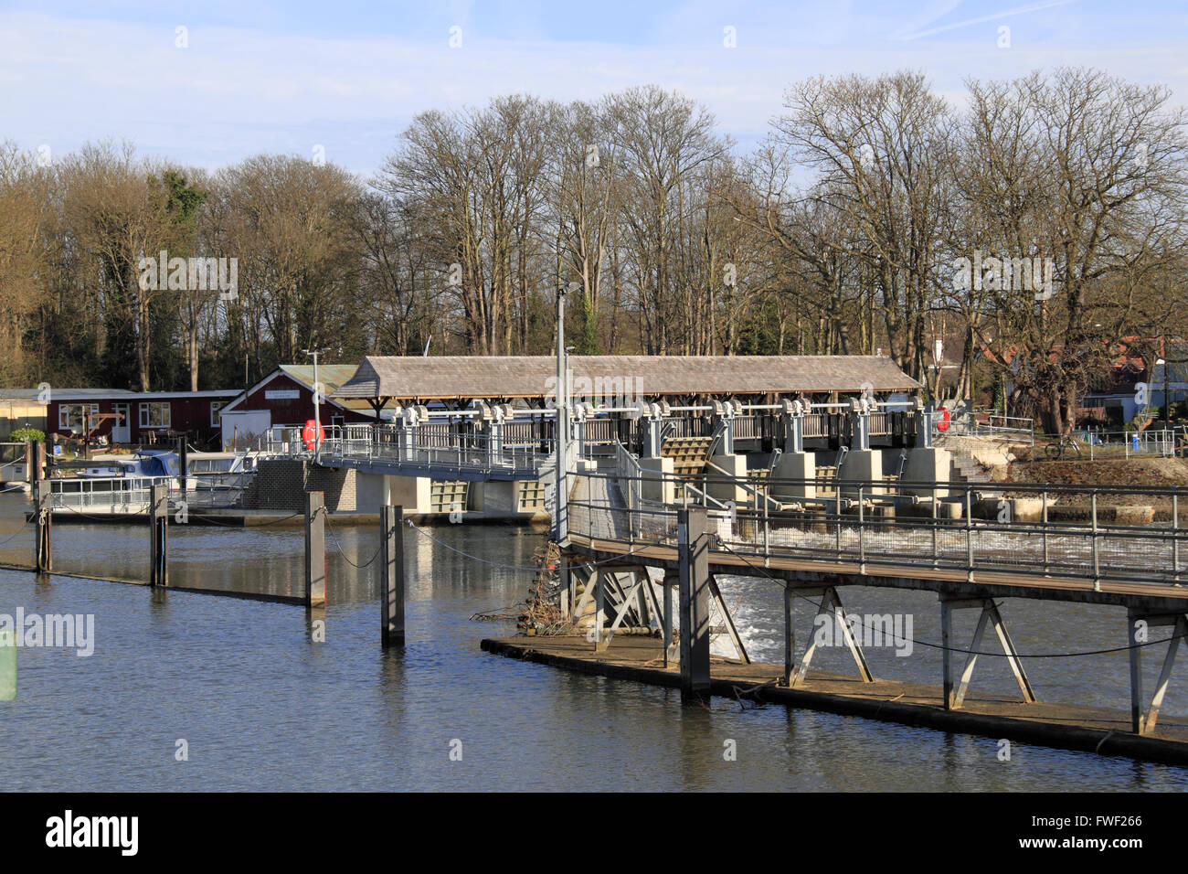 Weir at Molesey Lock, River Thames, Hampton Court, East Molesey, Surrey ...