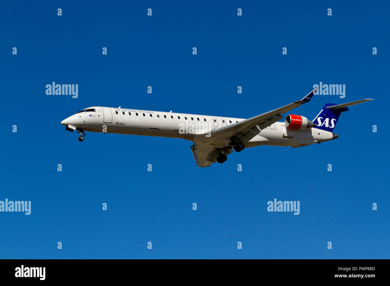 Canadair crj 900 hi-res stock photography and images - Alamy
