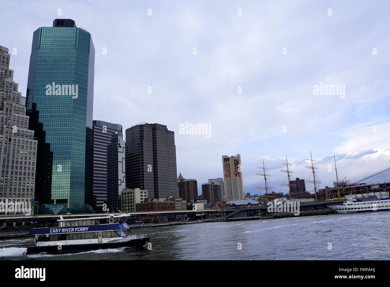 Pier 11 ferry hi-res stock photography and images - Alamy