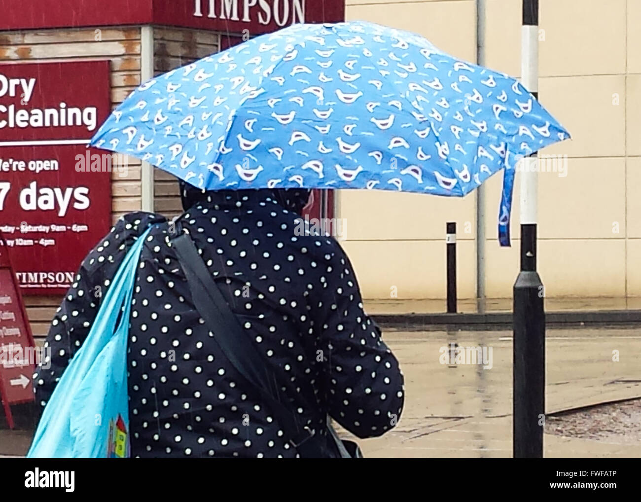 Shoppers caught in rain hi-res stock photography and images - Alamy