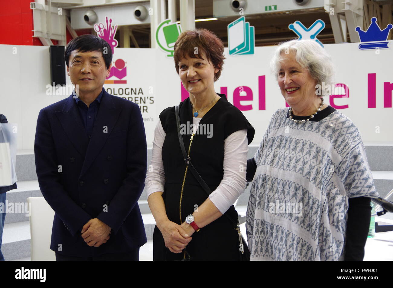 (160404) -- BOLOGNA, April 4, 2016 (Xinhua) -- Chinese writer Cao ...