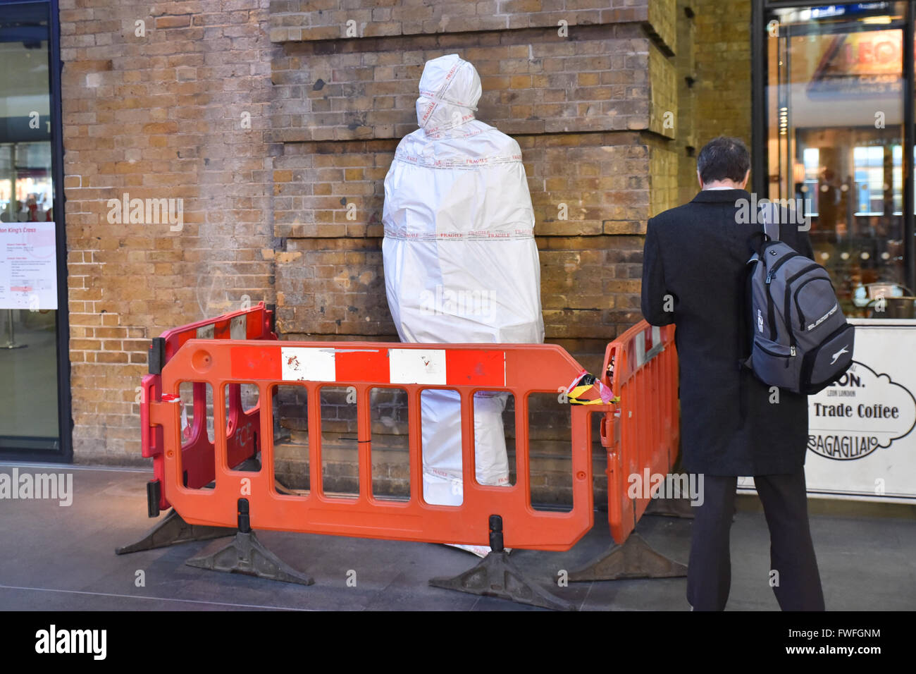 Kings Cross Station, London, UK. 5th April 2016. The statue of railway ...