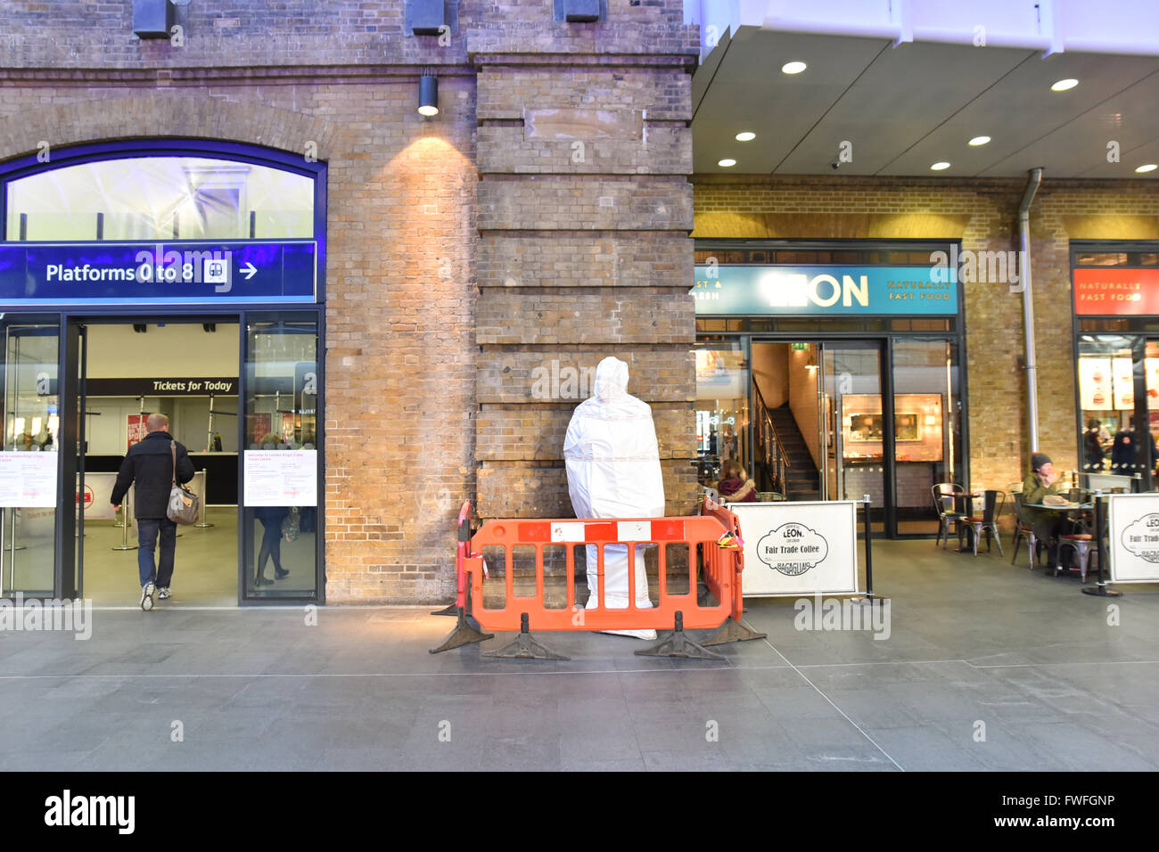 Kings Cross Station, London, UK. 5th April 2016. The statue of railway ...
