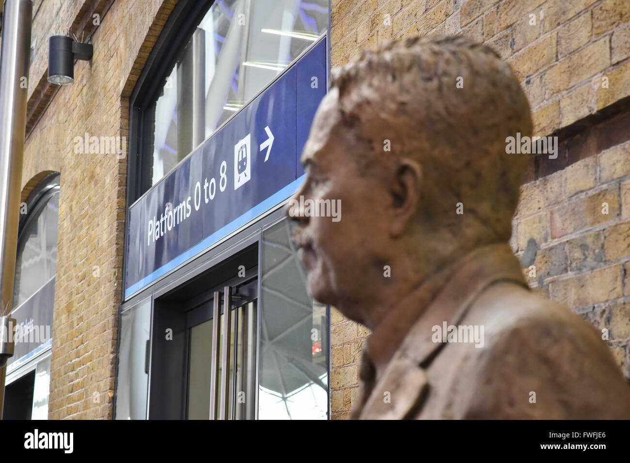 Kings Cross Station, London, UK. 5th April 2016. The statue of railway ...