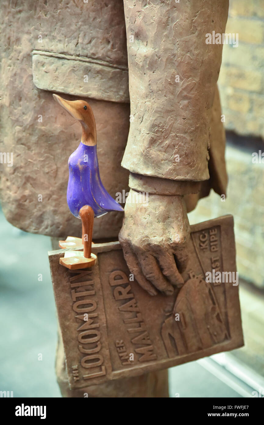 Kings Cross Station, London, UK. 5th April 2016. The statue of railway ...