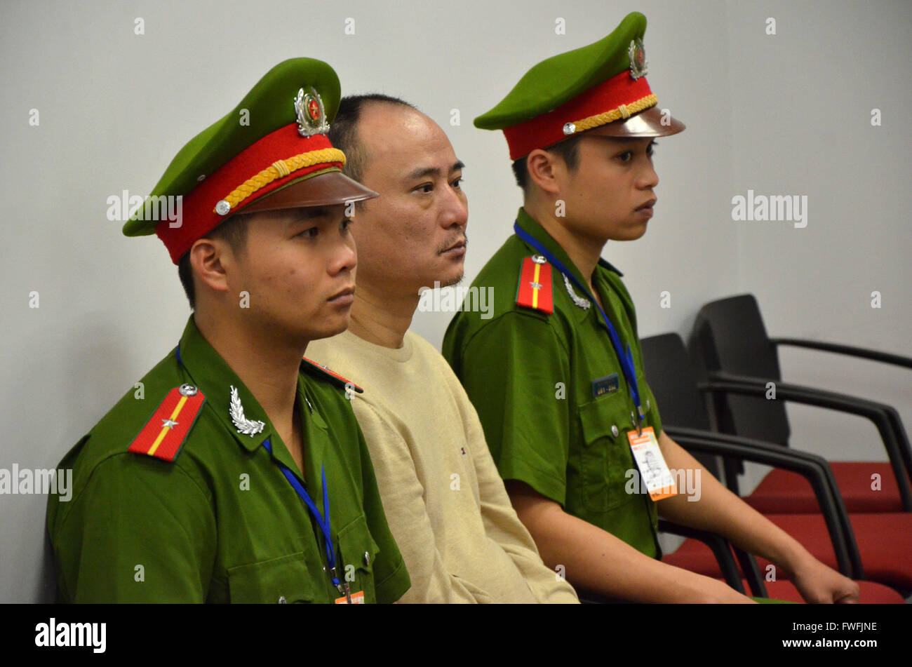 Hanoi, Vietnam. 5th Apr, 2016. The Chinese suspect Zhou (C) is under ...