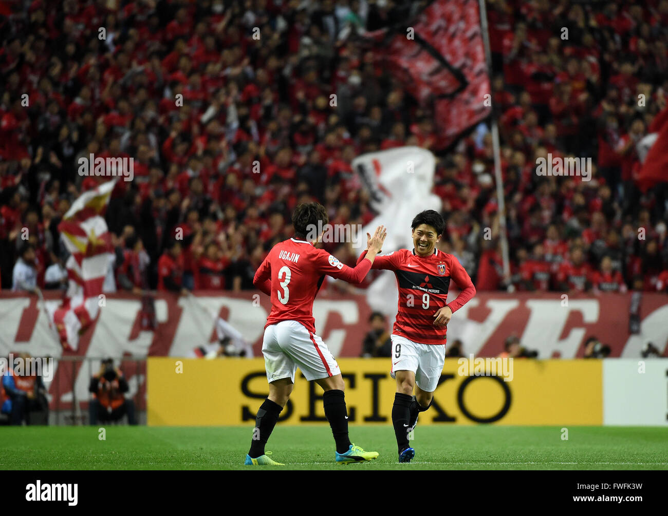 Saitama, Japan. 5th Apr, 2016. Yuki Muto (R) of Japan's Urawa Red ...