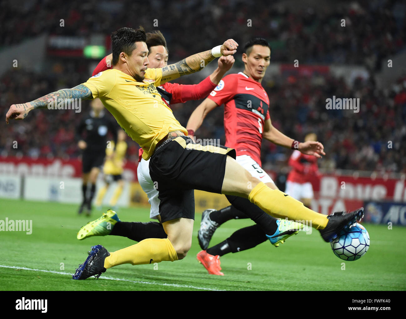 Saitama, Japan. 5th Apr, 2016. Zhang Linpeng (L) of China's Guangzhou ...