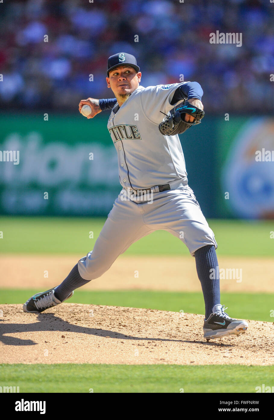 APR 04, 2016: Seattle Mariners starting pitcher Felix Hernandez #34 ...