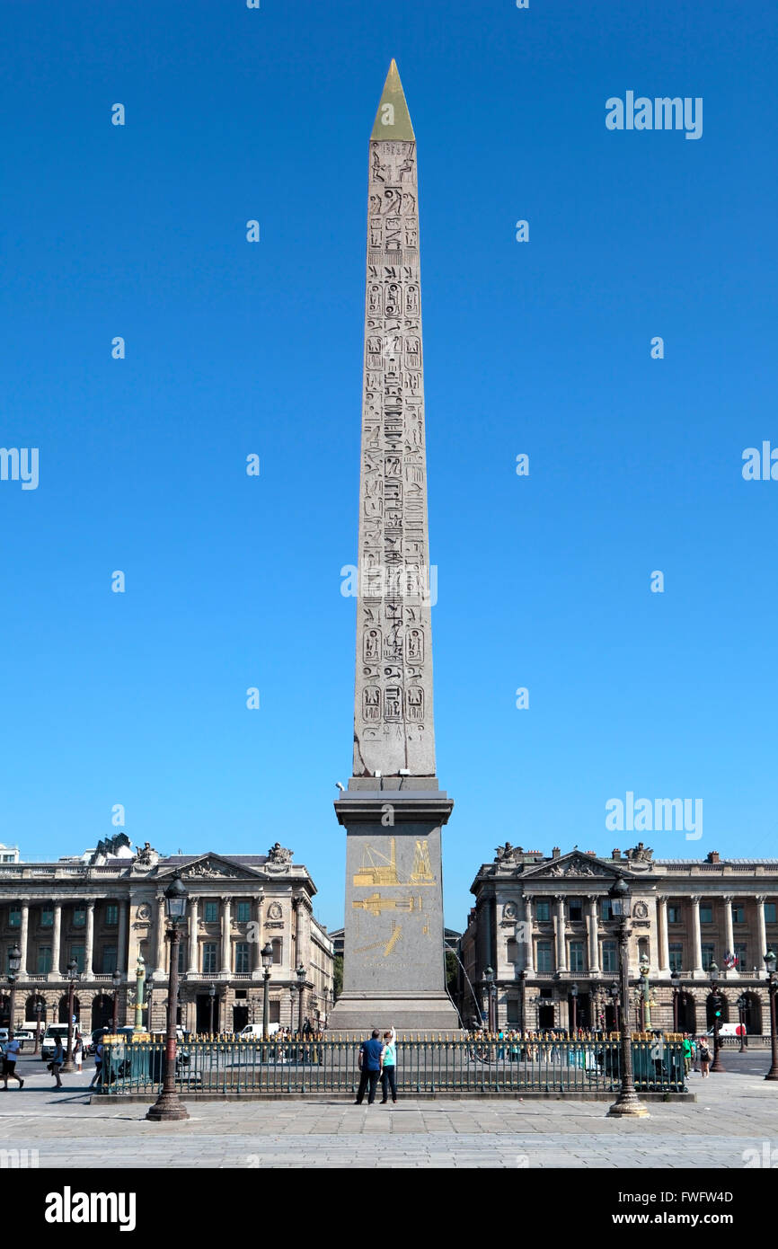 Tourists admiring the famous Obelisk of Luxor Place de la Concorde ...