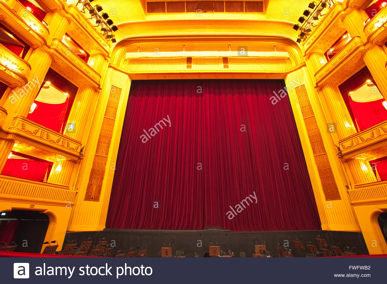 Stage Curtain Gold Stock Photos & Stage Curtain Gold Stock Images - Alamy