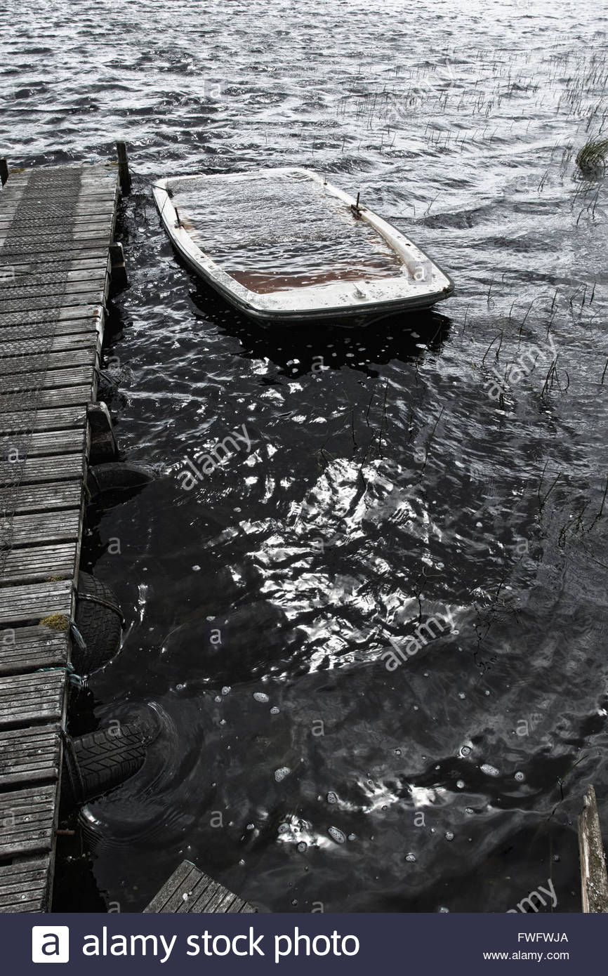 Boat Sinking People Stock Photos & Boat Sinking People Stock Images - Alamy