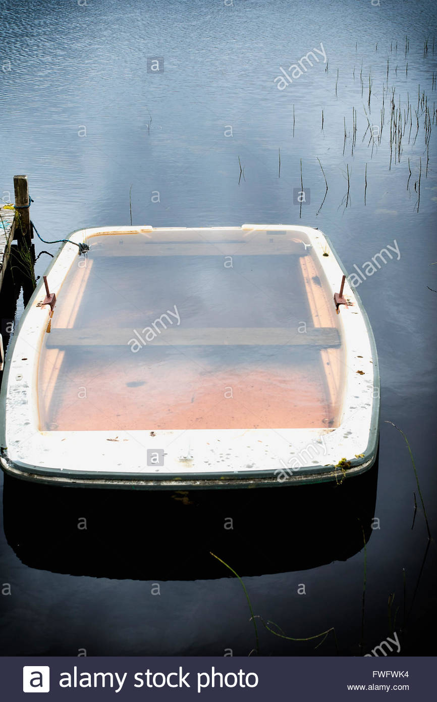 Boat Sinking People Stock Photos & Boat Sinking People Stock Images - Alamy