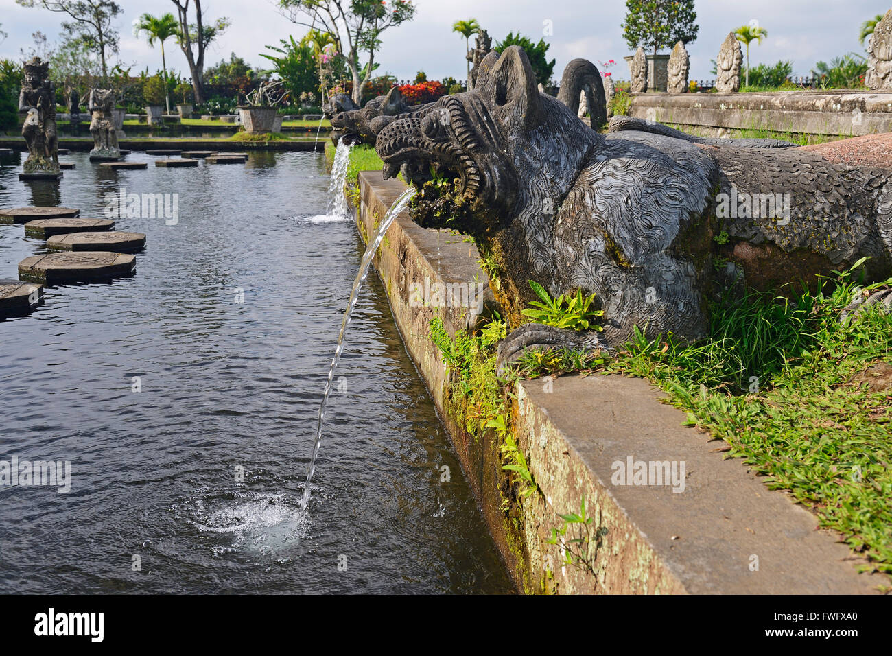 Water and temple hi-res stock photography and images - Alamy