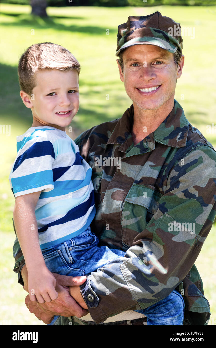 Soldier reunite family outdoors hi-res stock photography and images - Alamy
