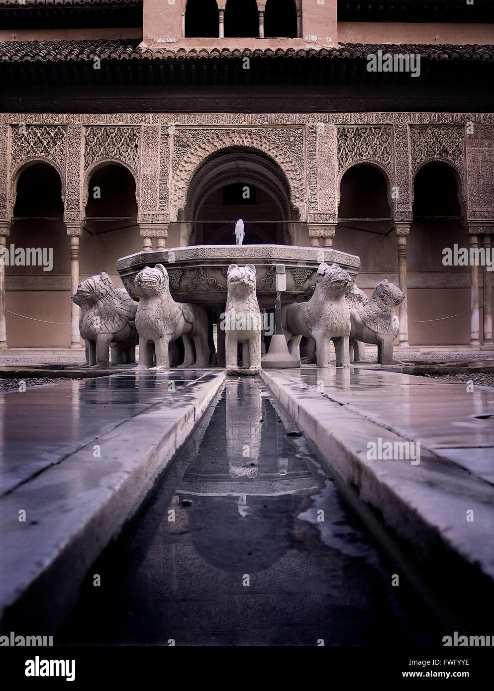 Patio de los leones, Alhambra, Granada, Spain Stock Photo - Alamy