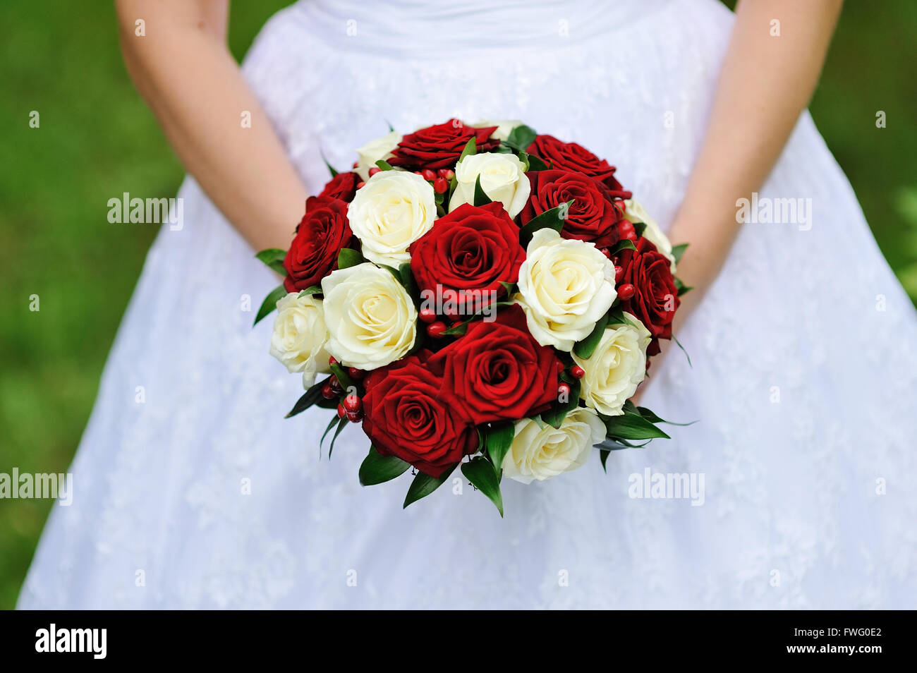 Red and white wedding bouquet hi-res stock photography and images - Alamy