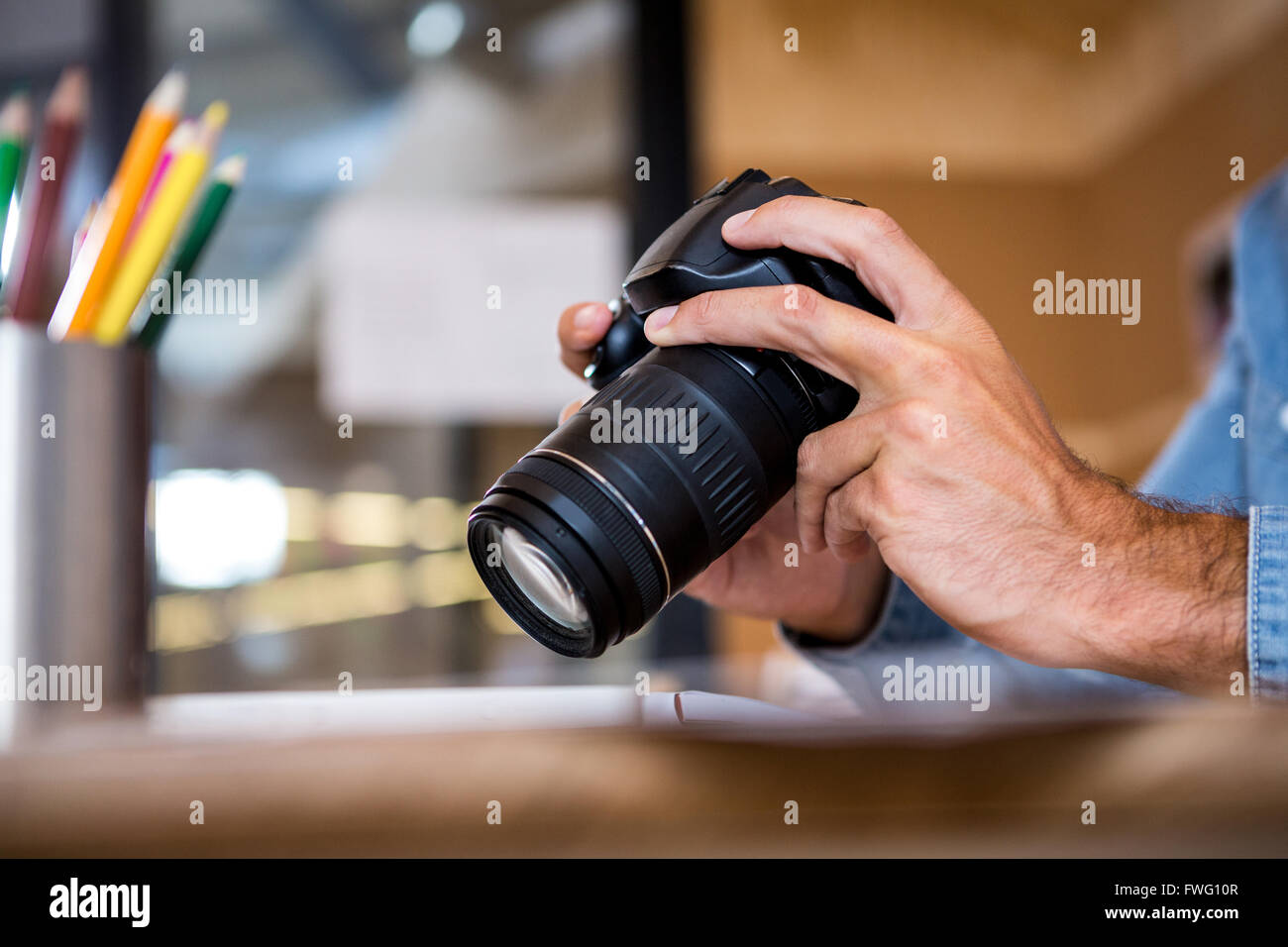 Man checking photos in camera Stock Photo - Alamy