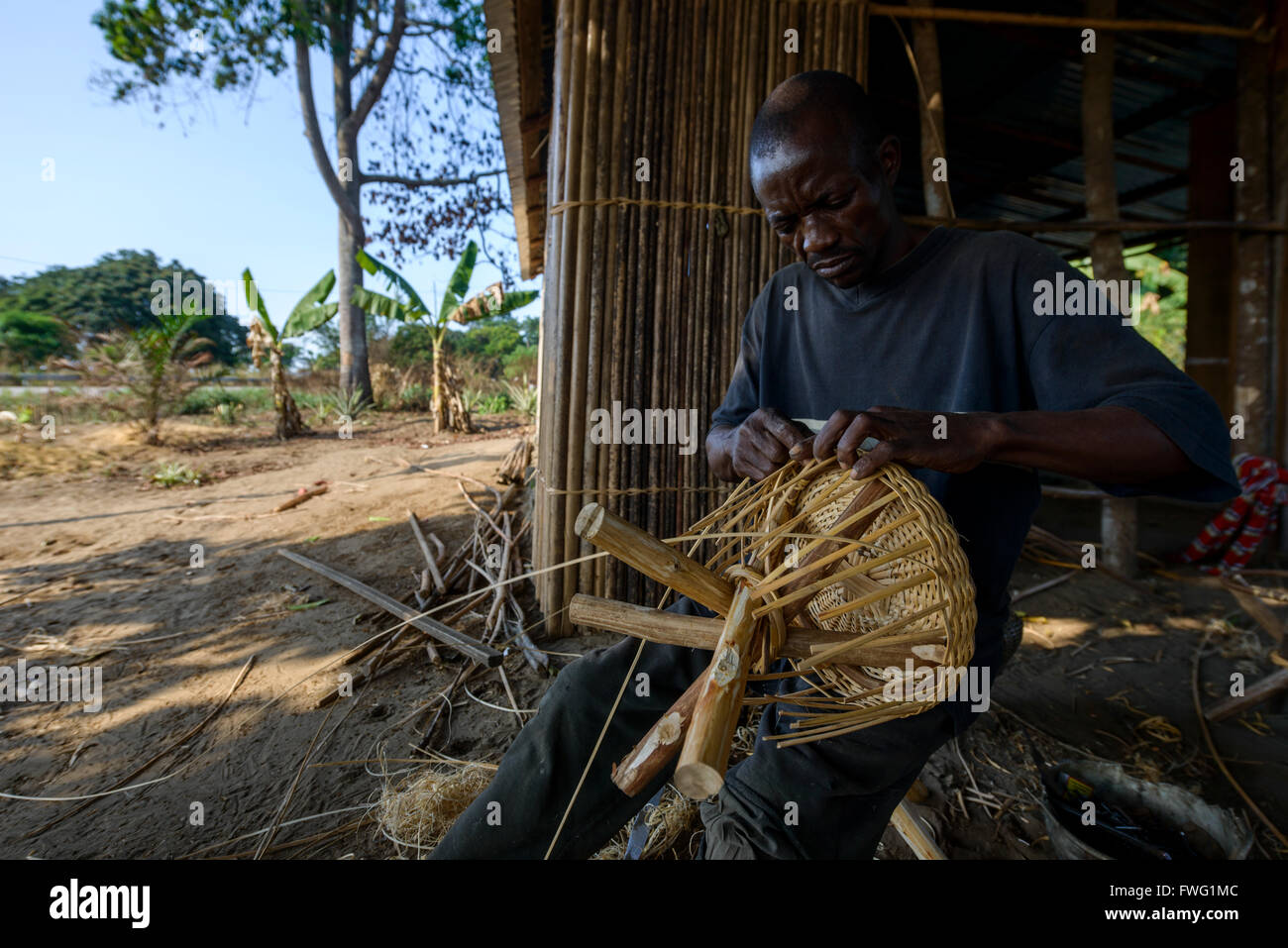 Basketmaker, Democratic Republic of Congo Stock Photo - Alamy