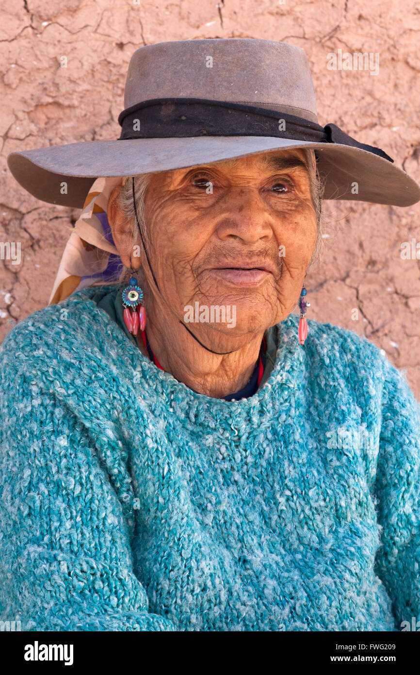 Woman farmer wearing cowboy hi-res stock photography and images - Alamy
