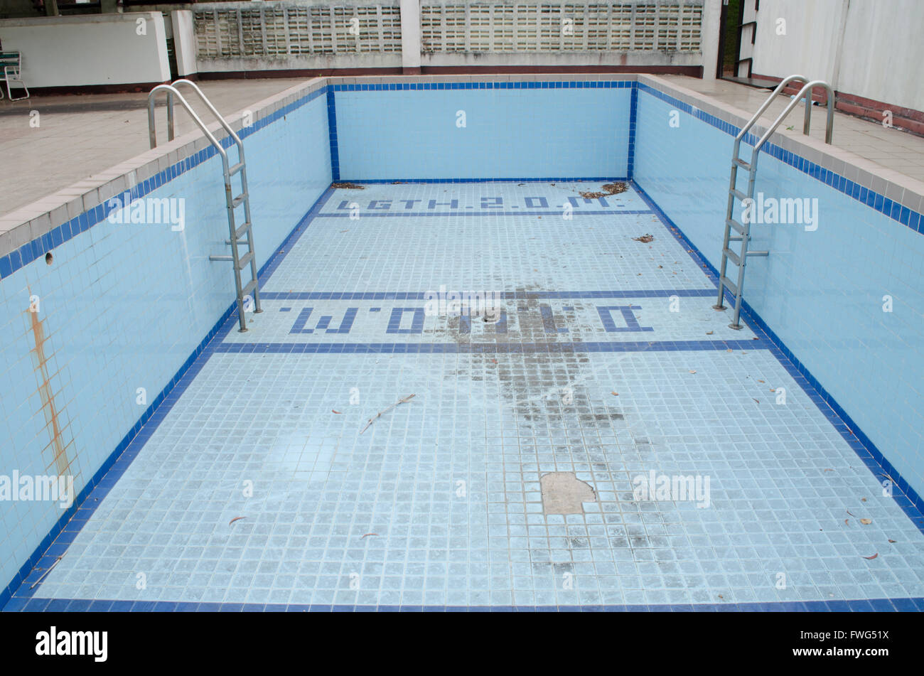 Abandoned swimming pool Stock Photo - Alamy