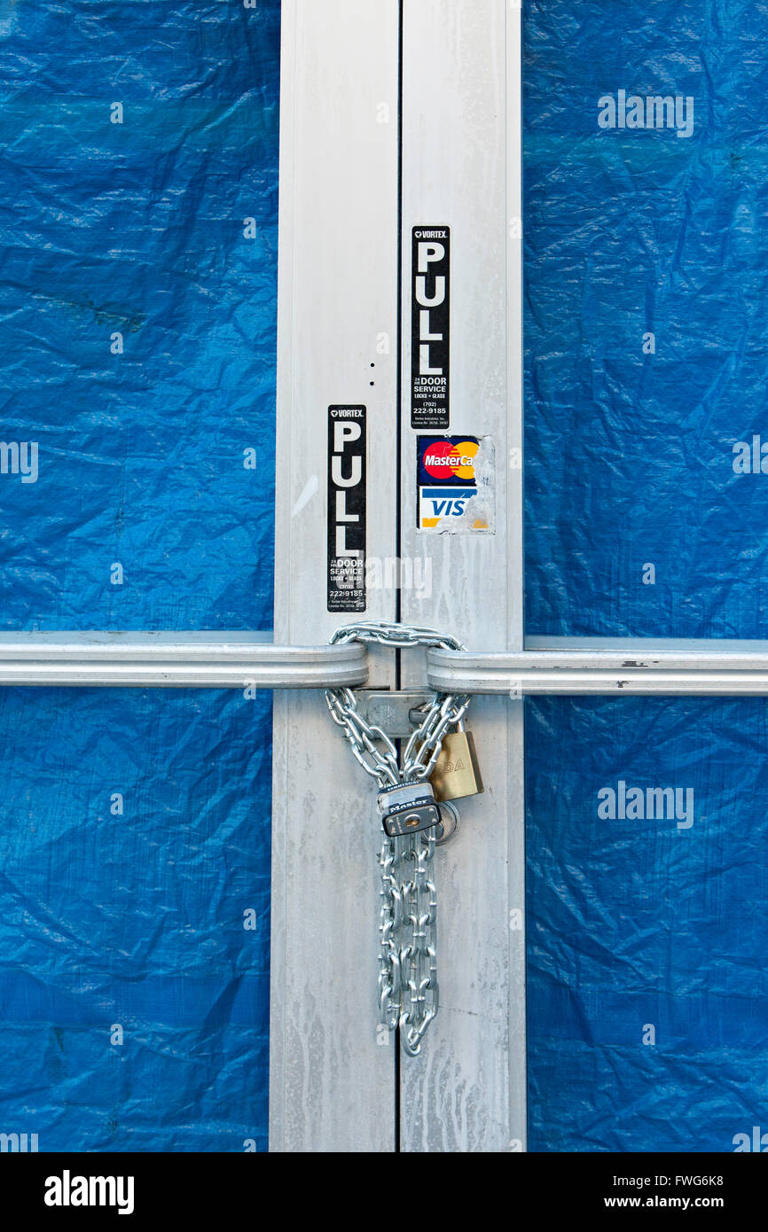 Chains and lock hi-res stock photography and images - Alamy