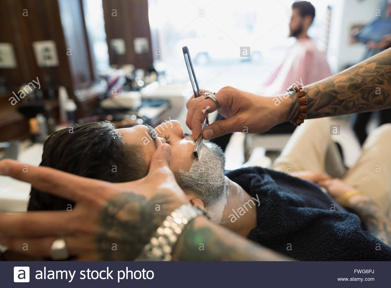 Barber shaving man Stock Photo - Alamy Barber shaving man Stock Photo - Alamy