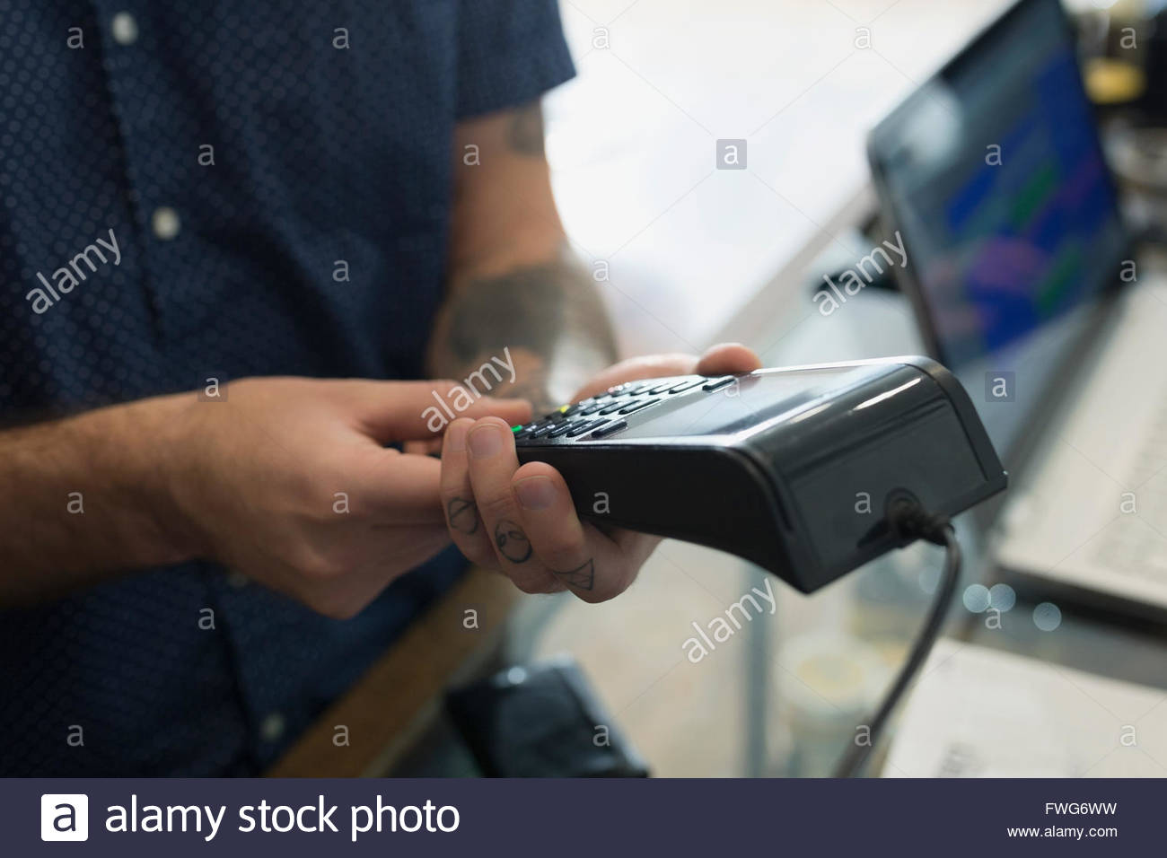 Using credit card machine hi-res stock photography and images - Alamy
