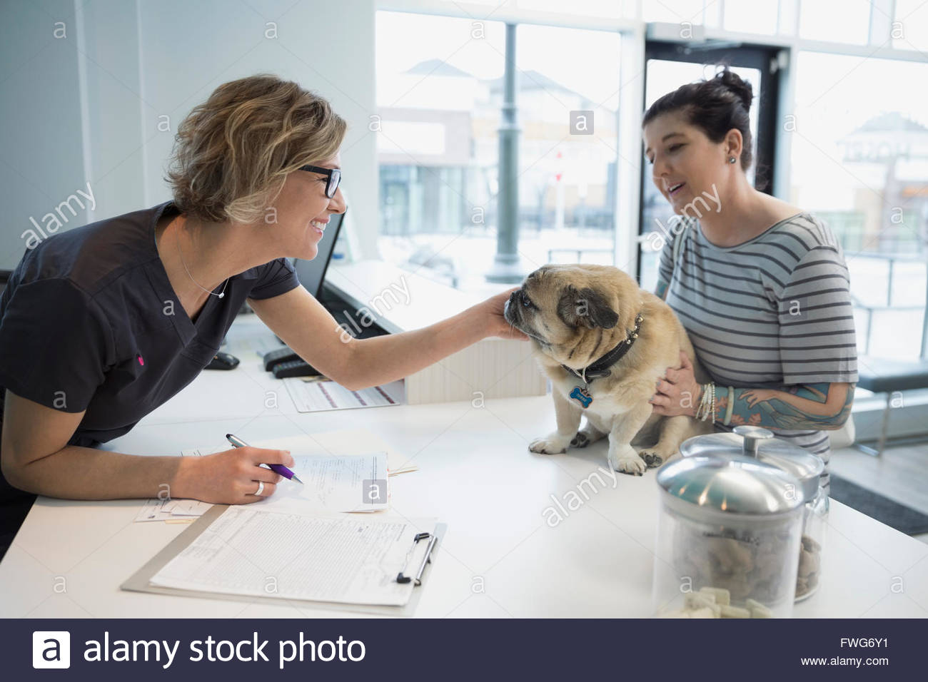 Receptionist greeting hi-res stock photography and images - Alamy