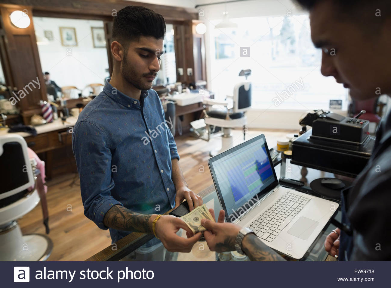 Man paying cash hi-res stock photography and images - Alamy