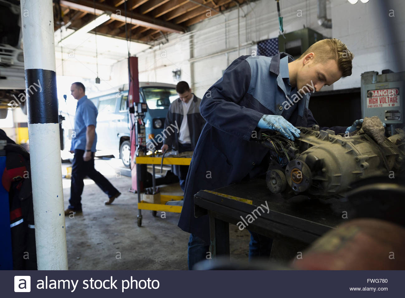 Mechanic fixing hi-res stock photography and images - Alamy