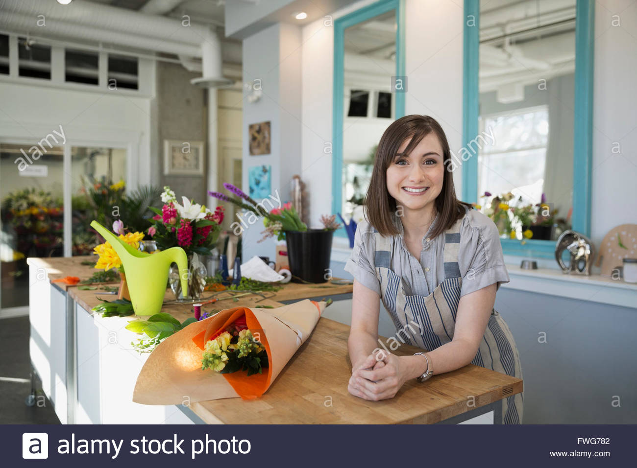 Hands flower shop hi-res stock photography and images - Alamy