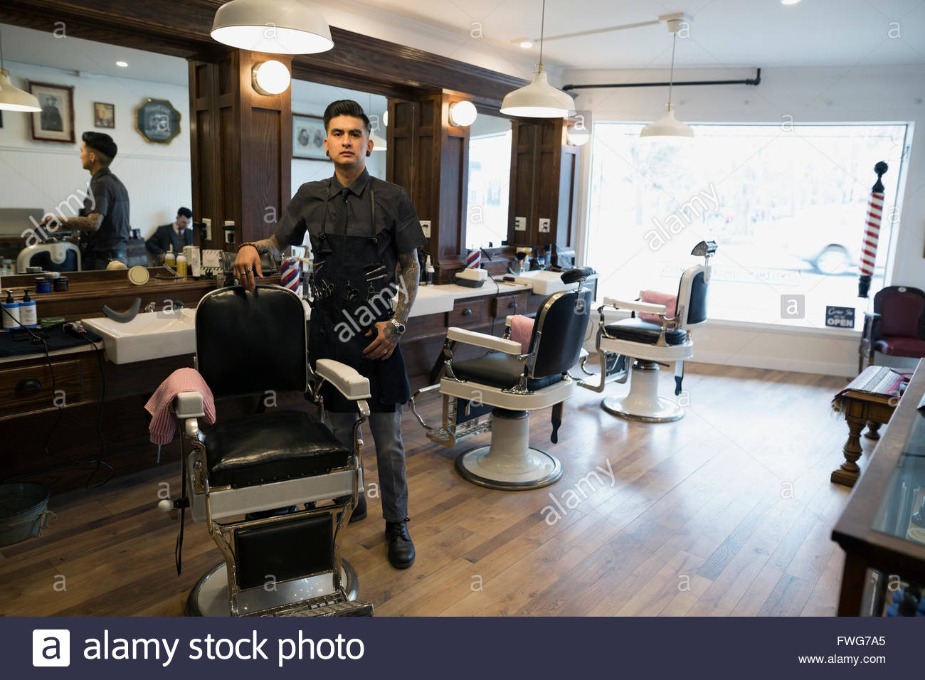 Hispanic barber hi-res stock photography and images - Alamy
