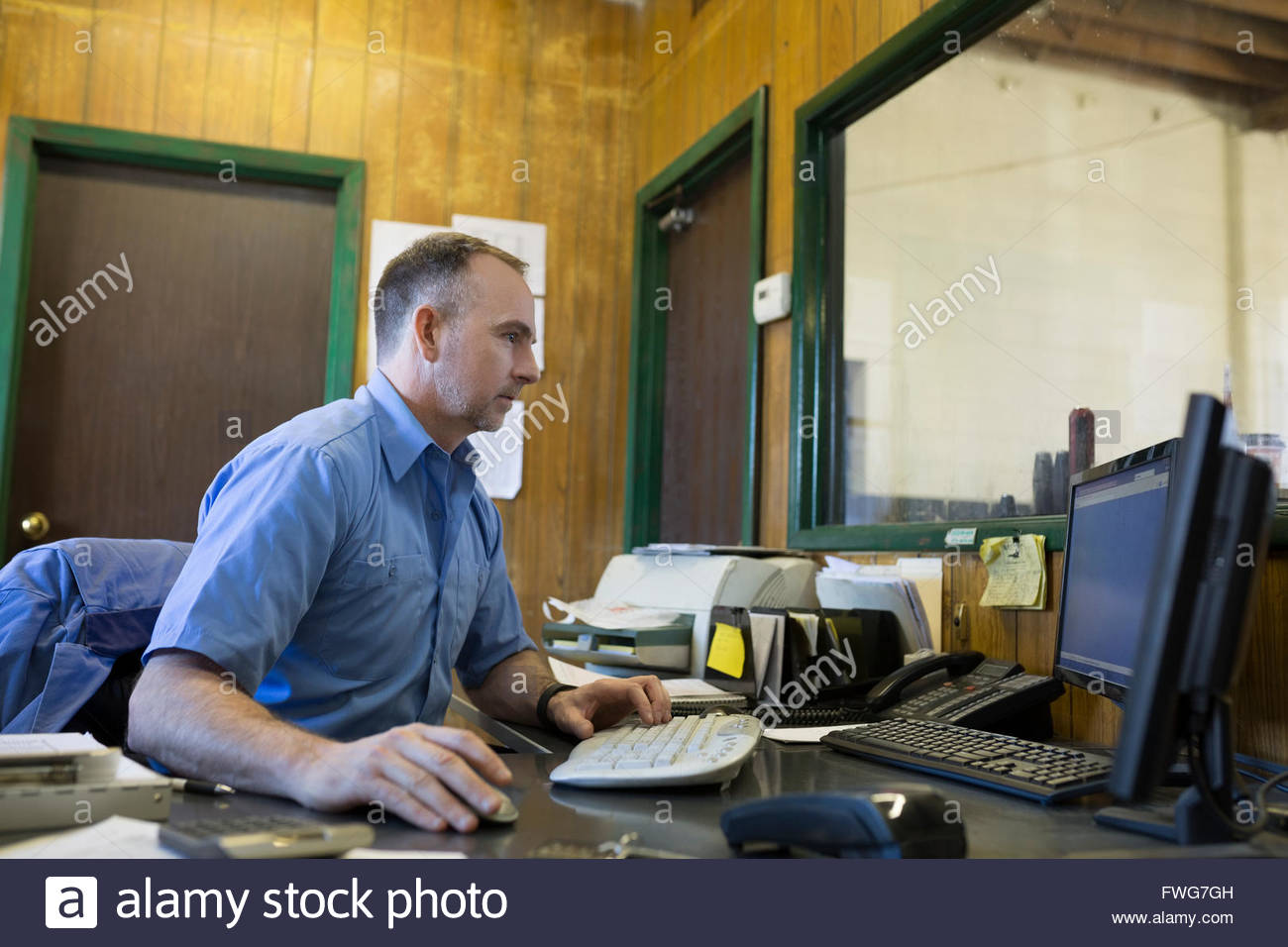 Auto mechanic working computer hi-res stock photography and images - Alamy
