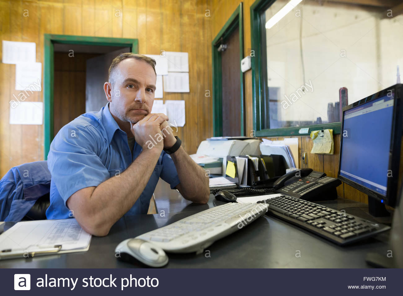Computer repair man desk hi-res stock photography and images - Alamy