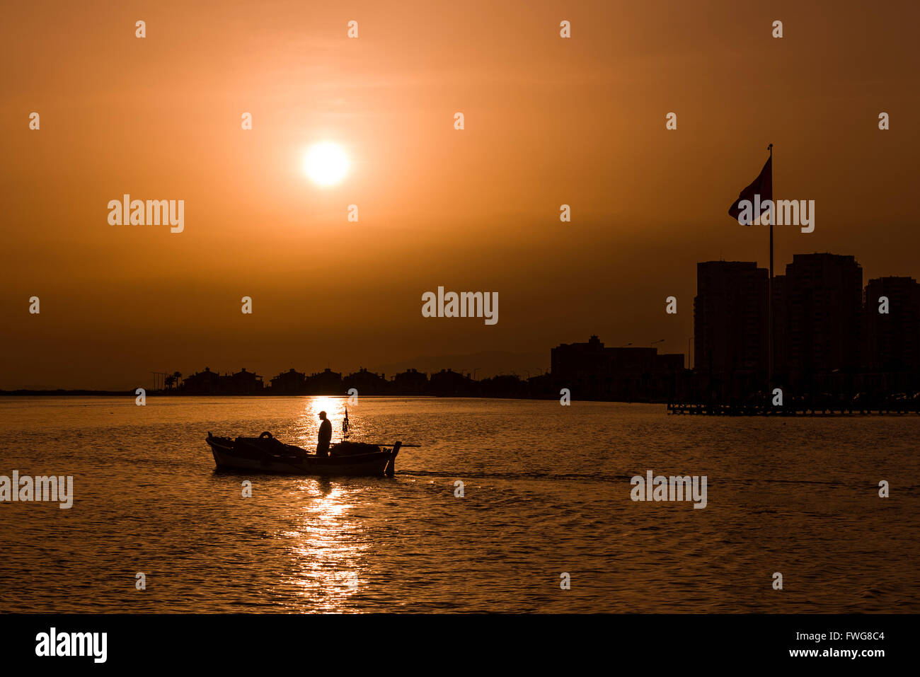 Man boat in sea sunset sky boat hi-res stock photography and images - Alamy