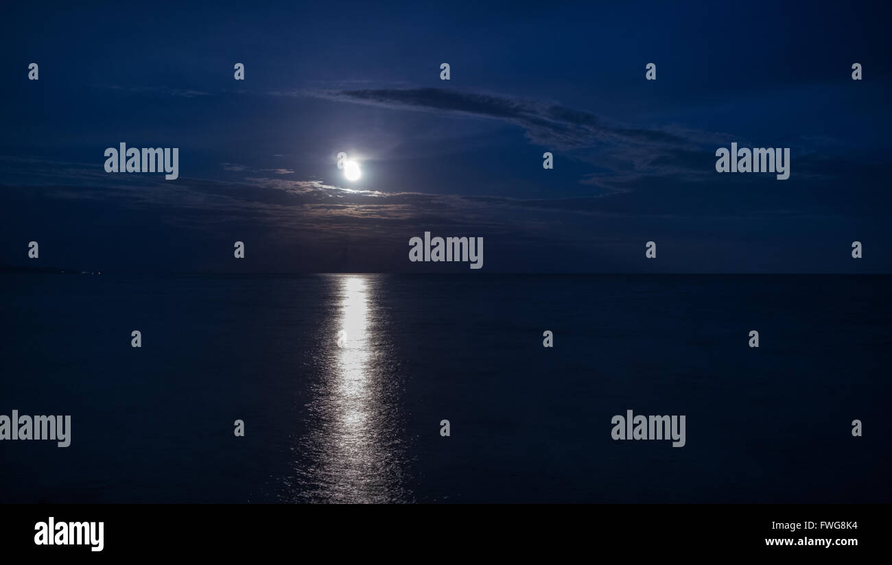 Full moon night over sea hi-res stock photography and images - Alamy