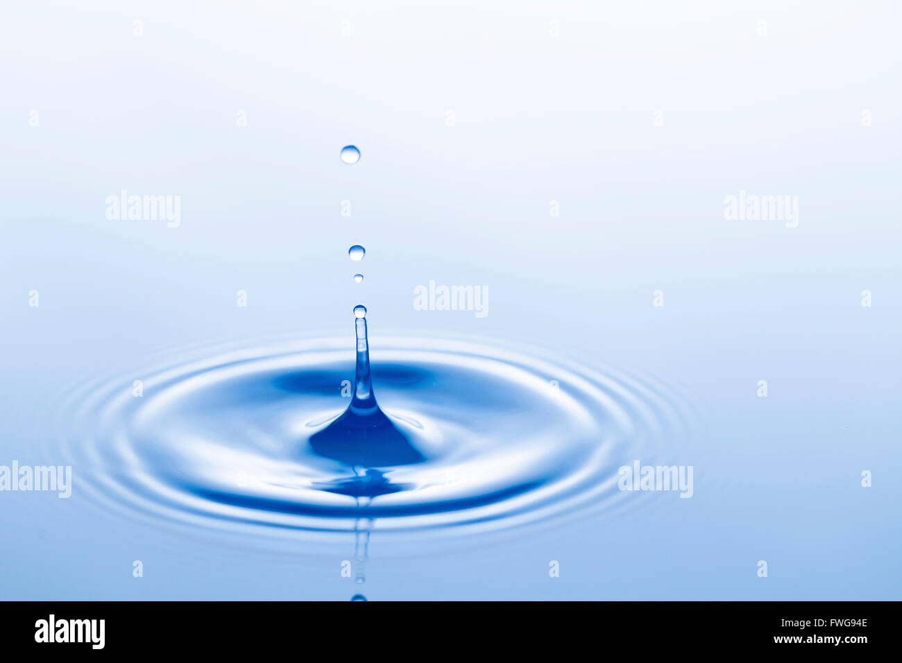 Water droplets falling on water surface Stock Photo - Alamy