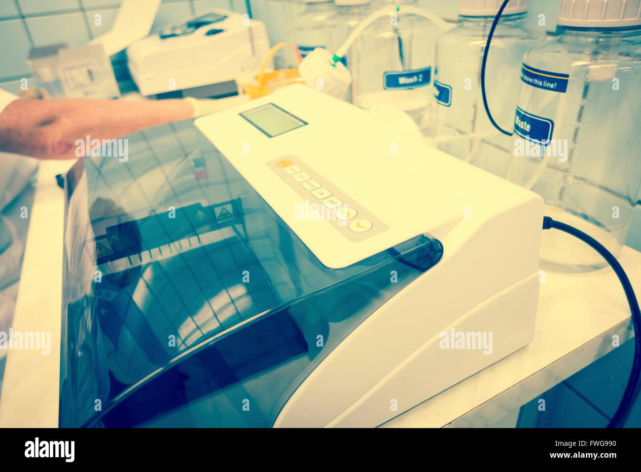 Microplate reader (microplate photometre) used to detect biological ...