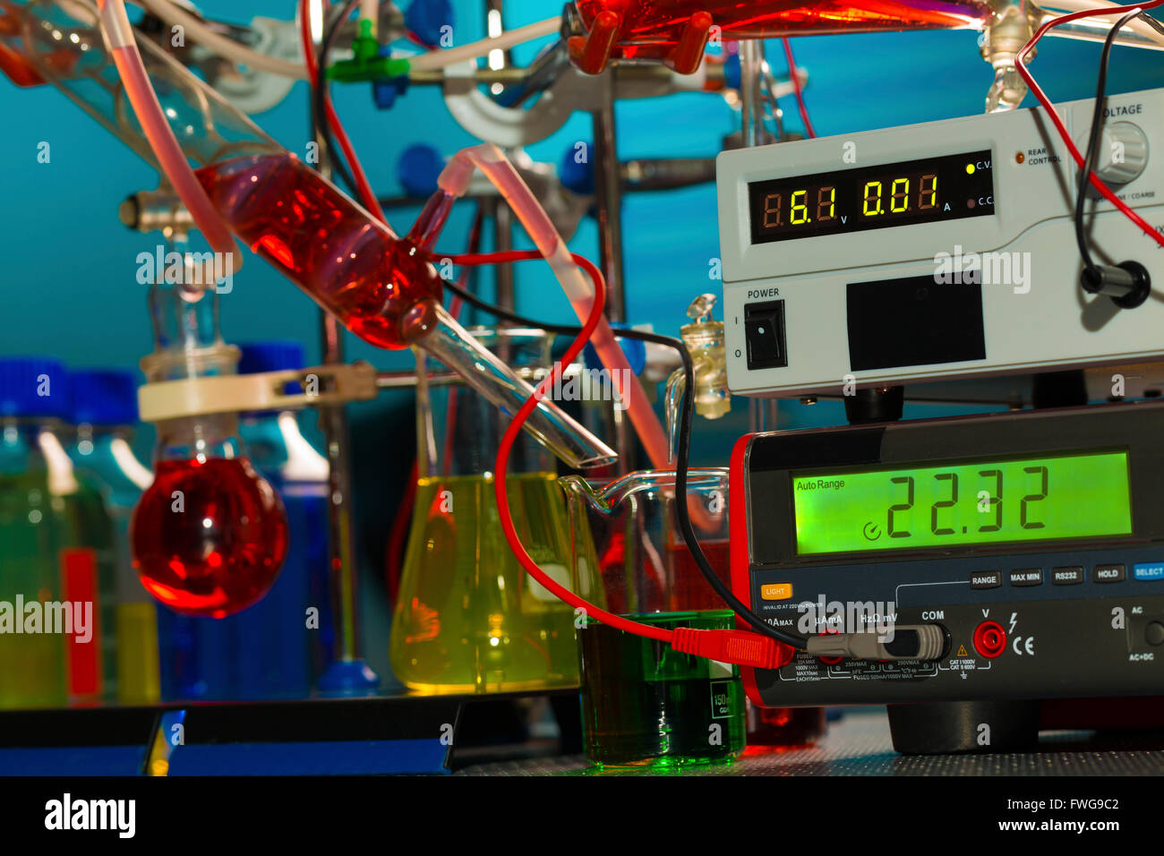 Chemistry experiment in the laboratory Stock Photo - Alamy