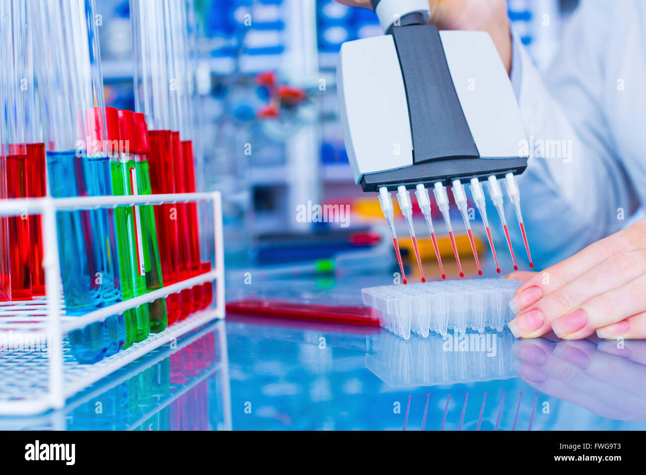 Using a micropipette hi-res stock photography and images - Alamy