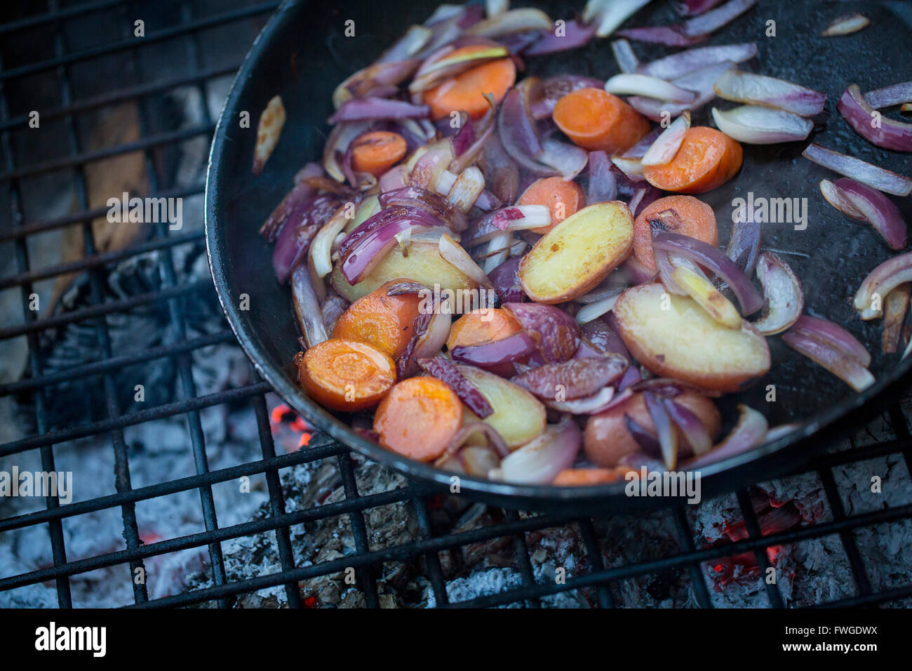 Campfire frying pan hi-res stock photography and images - Alamy