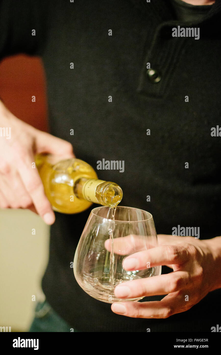 Pouringglass hi-res stock photography and images - Alamy