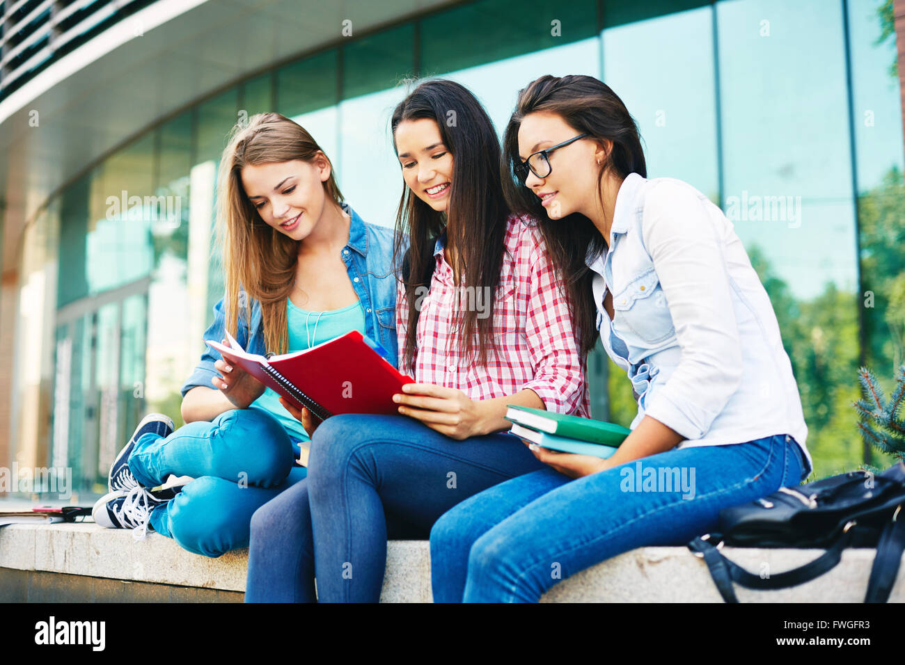 Teens reading hi-res stock photography and images - Alamy