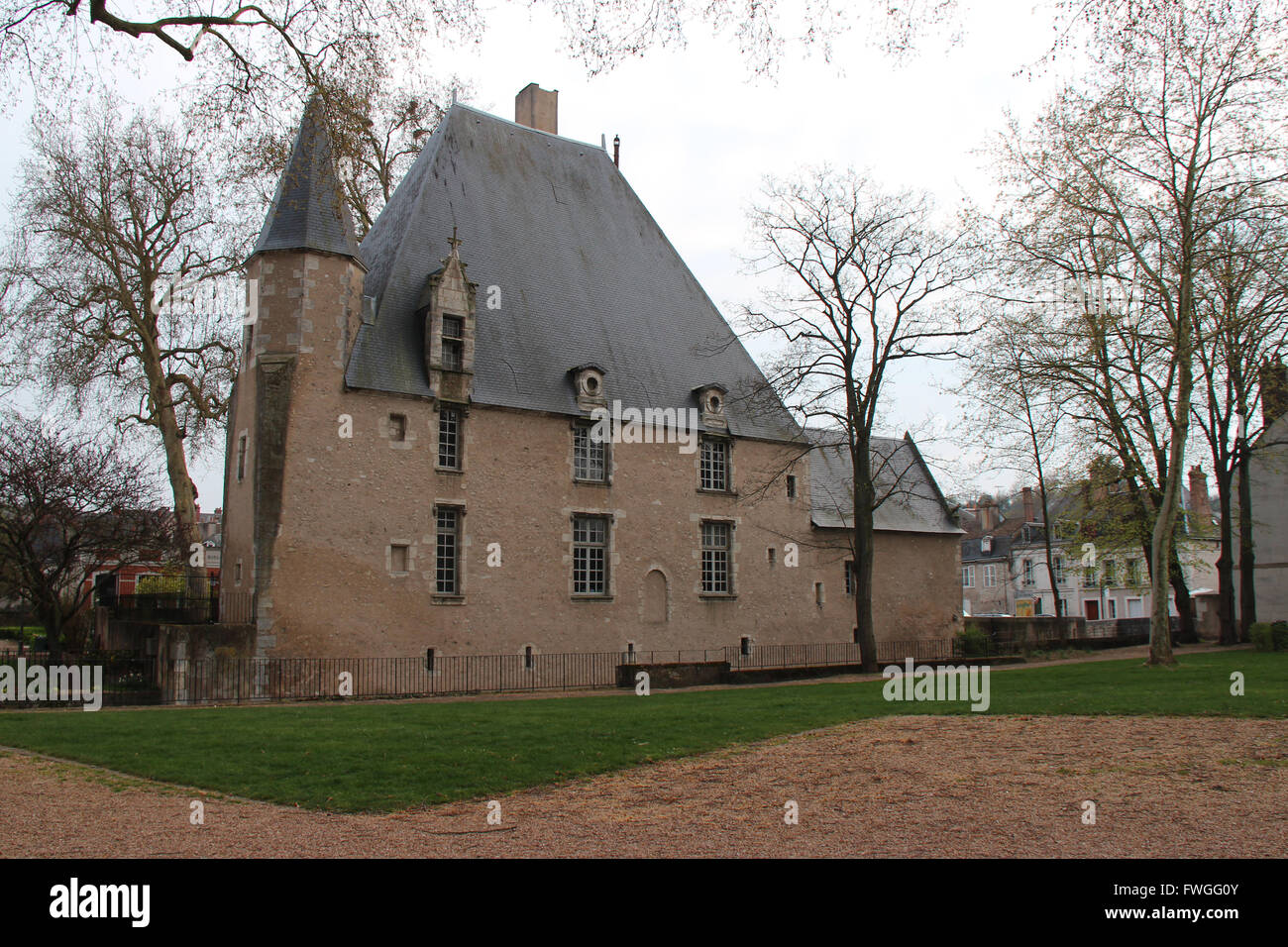A medieval private house (the Saillant mansion) built near a public ...