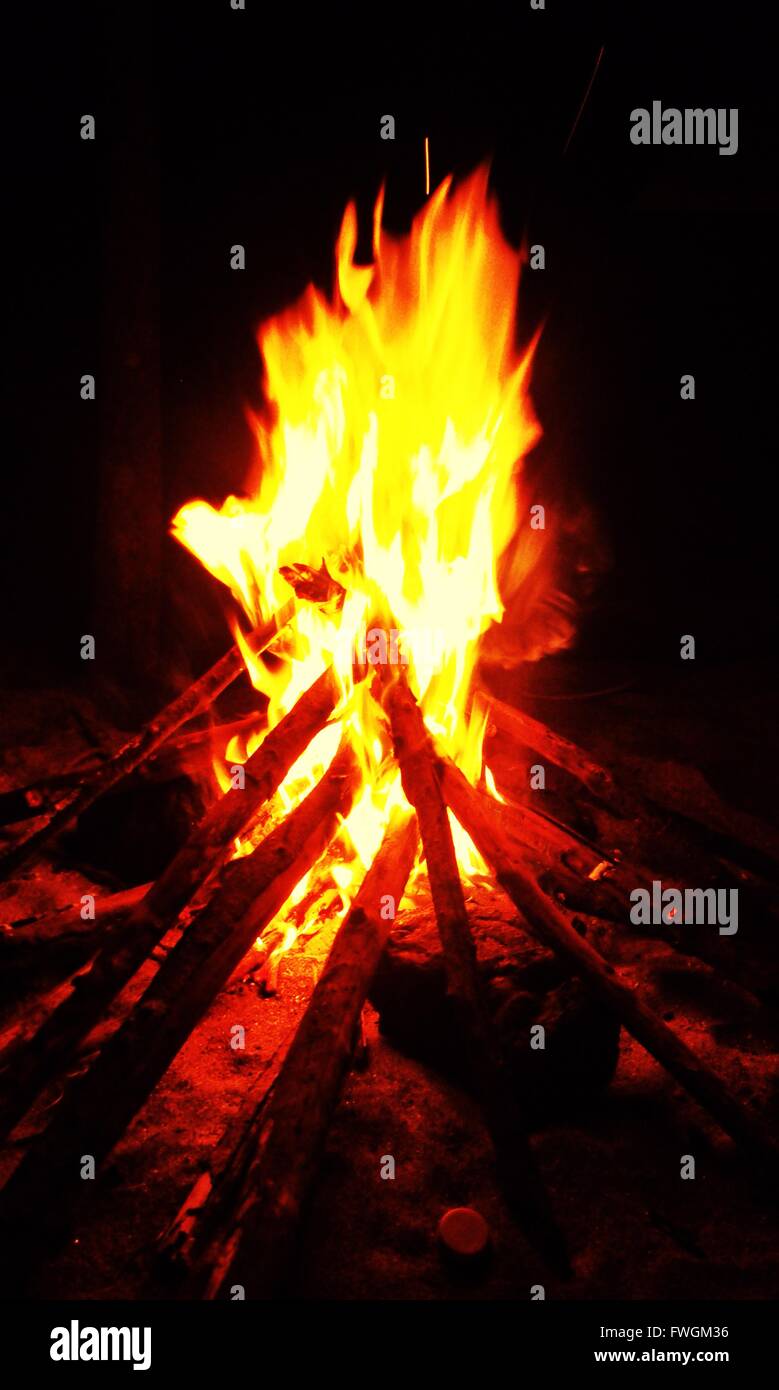 Night campfire hi-res stock photography and images - Alamy