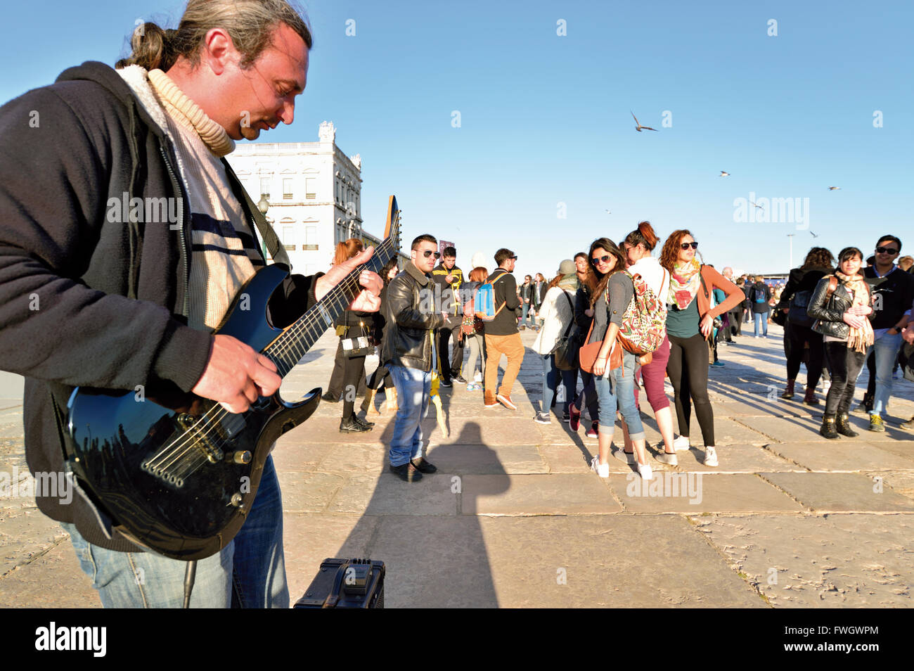 Street guitar player hi-res stock photography and images - Alamy