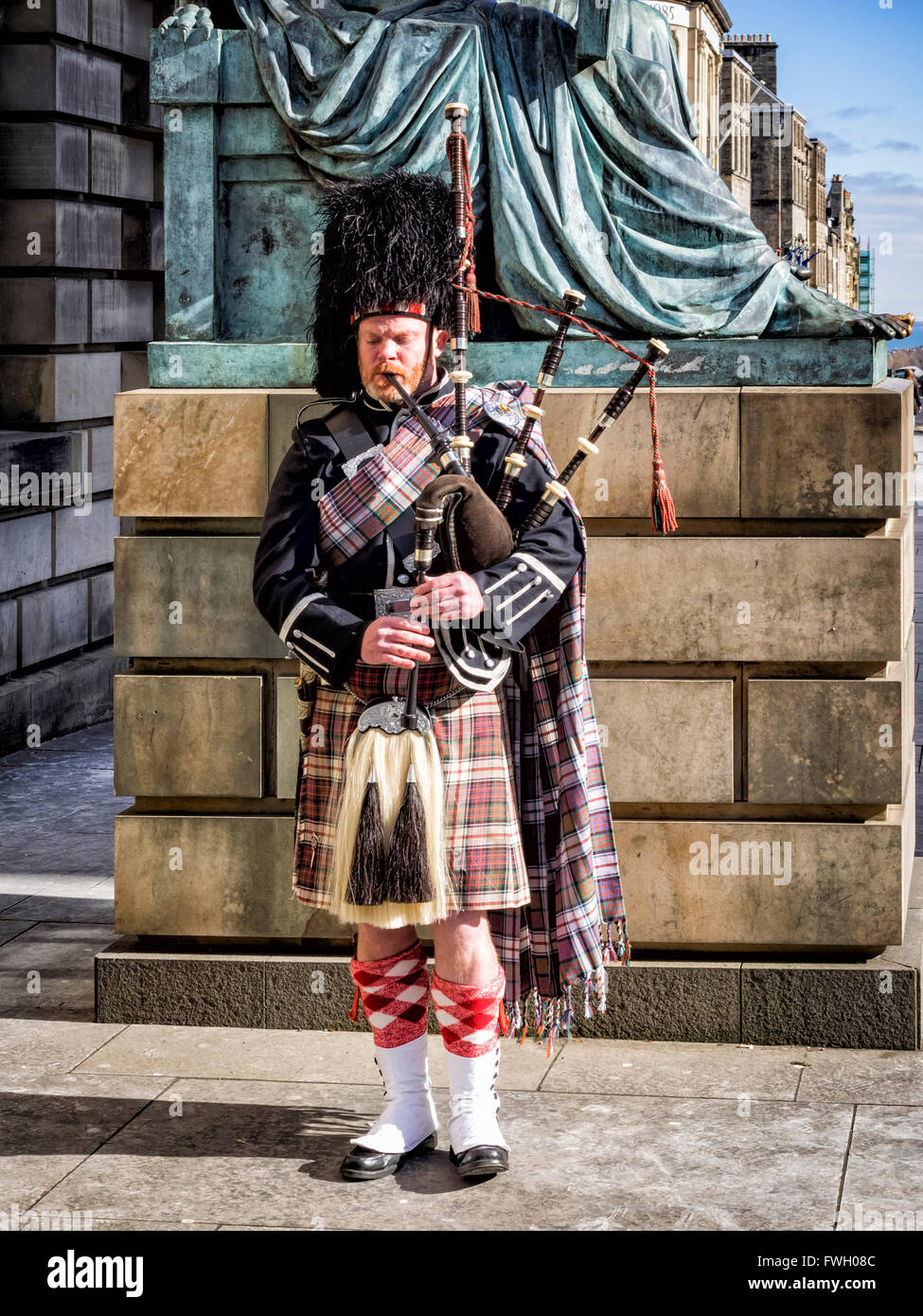 Bagpipe uniform hi-res stock photography and images - Alamy